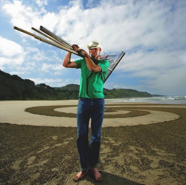 "Beach Art" - Awesome Temporary Large Scale Drawings on Sand by Jim Denevan