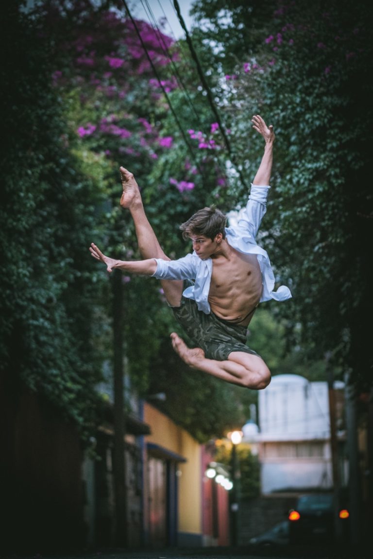 Ballet Dancers in the Streets of Mexico City Captured by Omar Robles
