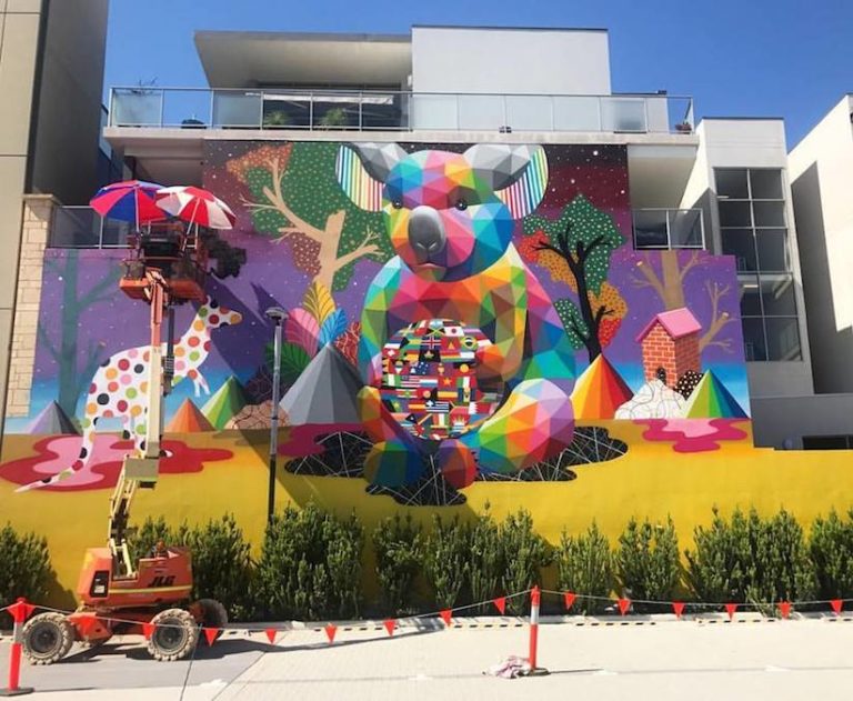 Street Artist Okuda mit farbgewaltigem Doppel-Mural in Perth // Australien