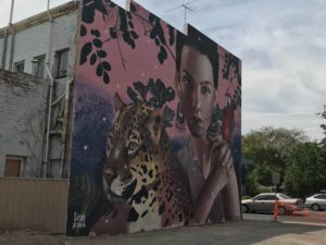 "Jungle Queen" - Lisa King spendiert Yoga Studio in Adelaide ein Mural