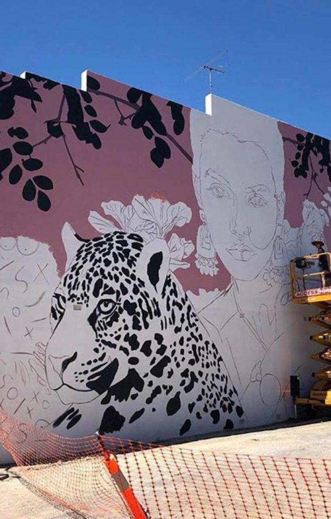 "Jungle Queen" - Lisa King spendiert Yoga Studio in Adelaide ein Mural