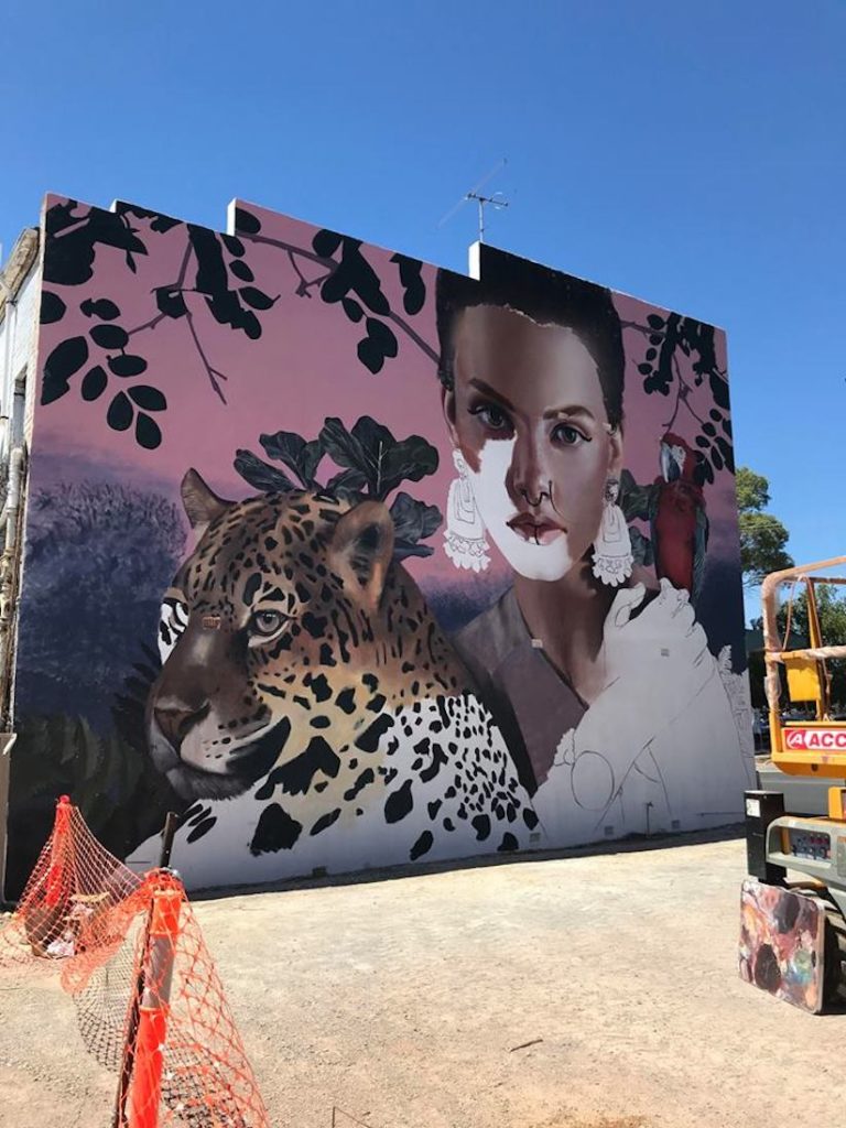 "Jungle Queen" - Lisa King spendiert Yoga Studio in Adelaide ein Mural