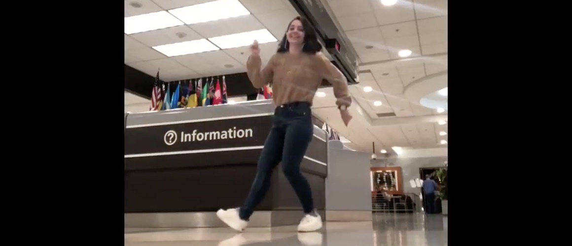 Katie Gould dreht aus Langeweile am Airport ein 80s-Style Dance Video