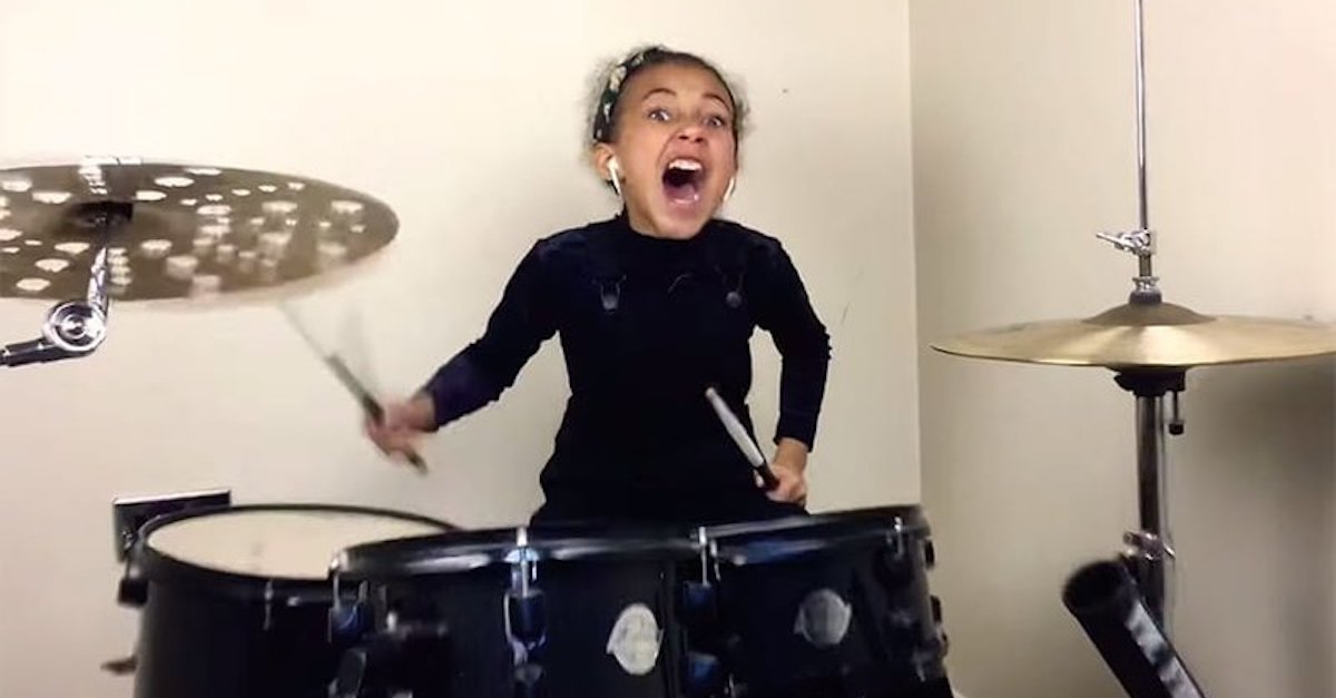 9-jährige Nandi Bushell ballert Nirvana-Classic 'In Bloom' auf ihrem ...