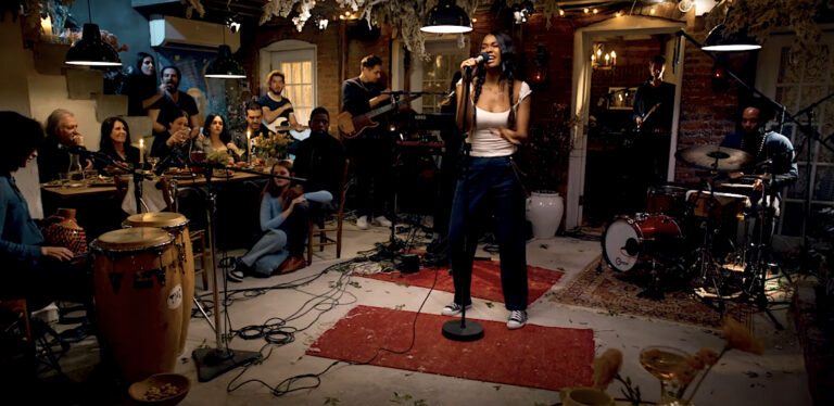 Amber Mark spielt live für die "Tiny Desk (Home) Concert"-Reihe + neues ...