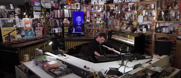 Fred again.. performt live im Tiny Desk Concert // Eine Intime und Kreative Performance