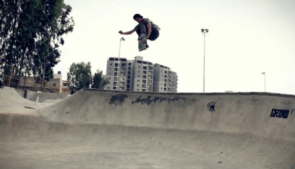 Skateboarding Across India by Romain Decomble (Clip)