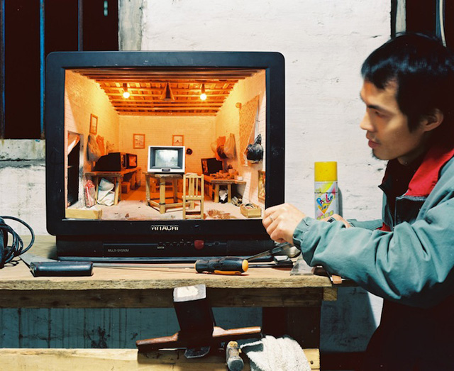 Intricately Sculpted Rooms Built Inside Old TV Sets (10 Pictures)