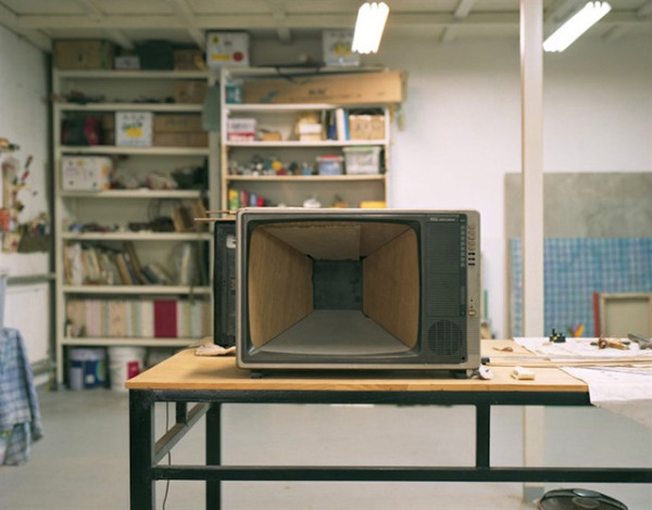 Intricately Sculpted Rooms Built Inside Old TV Sets (10 Pictures)